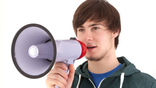jeune homme parlant dans un megaphone - Satisfaction Client jeune homme parlant dans un megaphone - Satisfaction Client