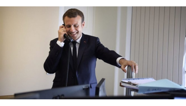 Le président répond au téléphone - Satisfaction Client
